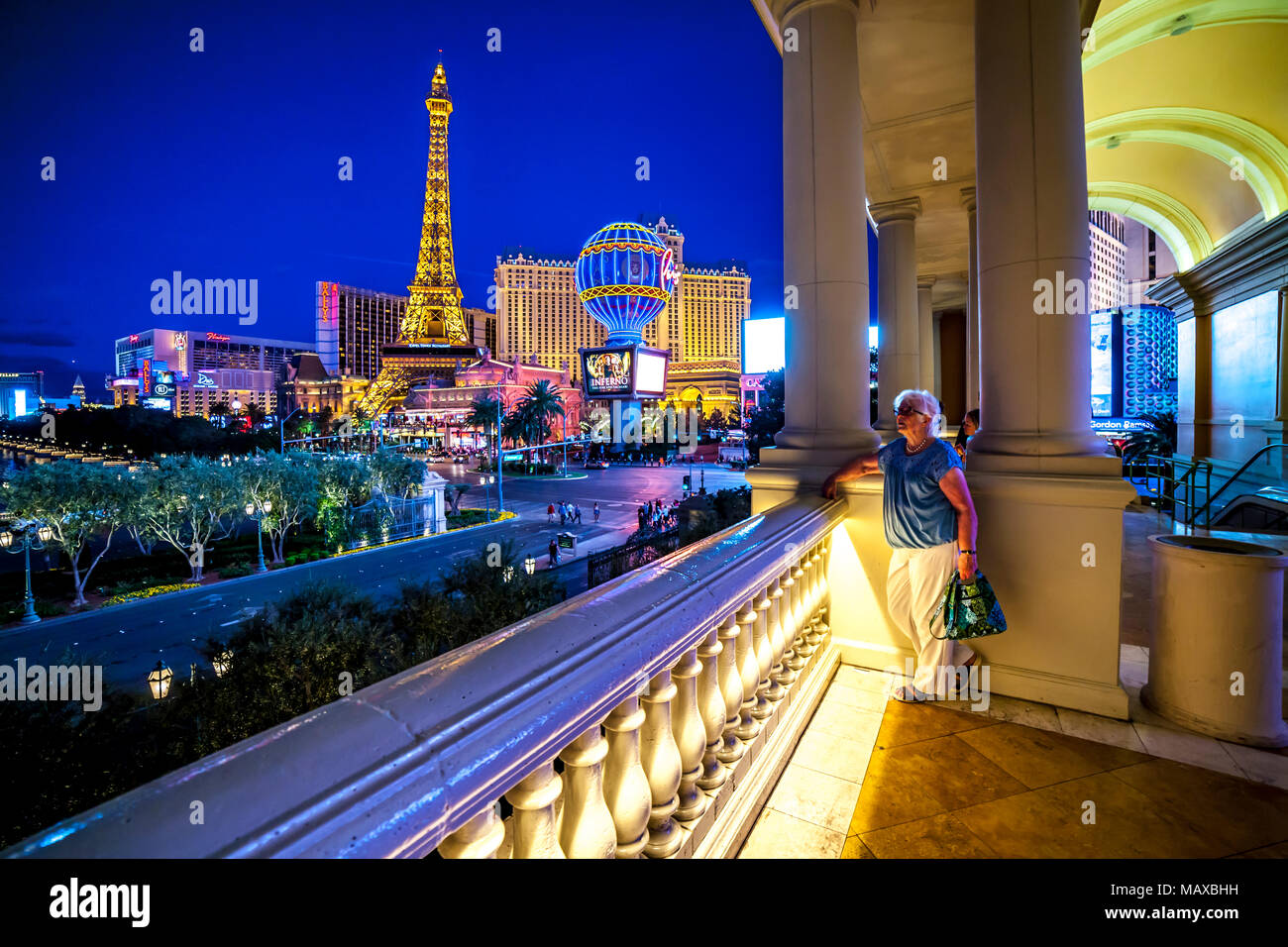 Covered walkway from The Bellagio to the strip, Las Vegas, Narvarda, U ...