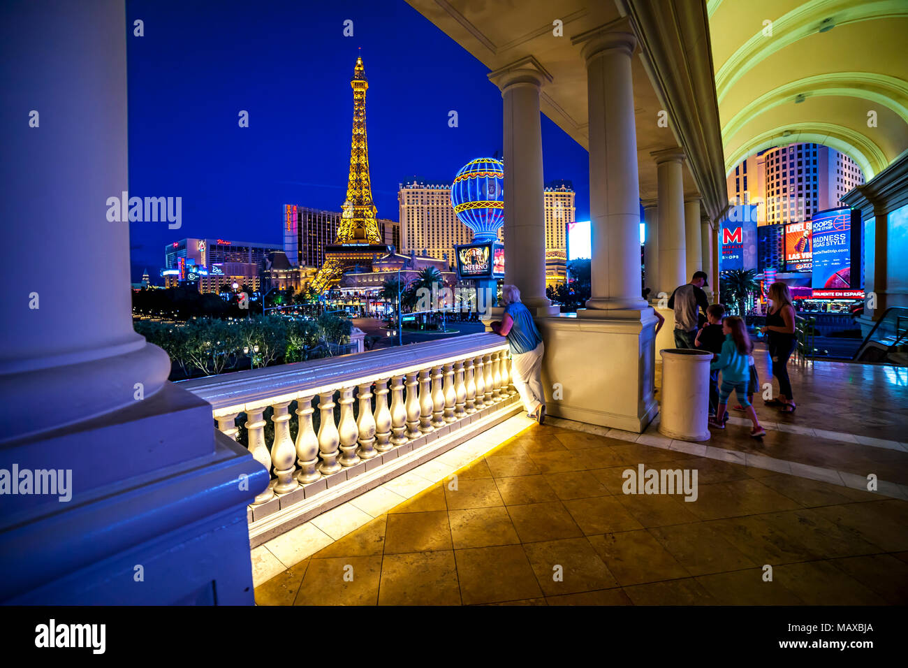 Covered walkway from The Bellagio to the strip, Las Vegas, Narvarda, U ...