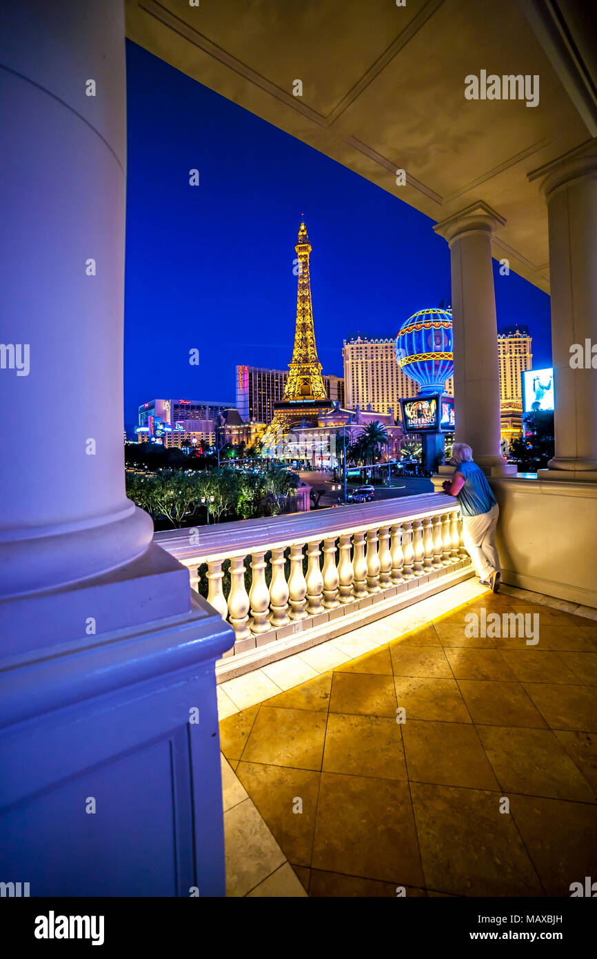 Covered walkway from The Bellagio to the strip, Las Vegas, Narvarda, U ...