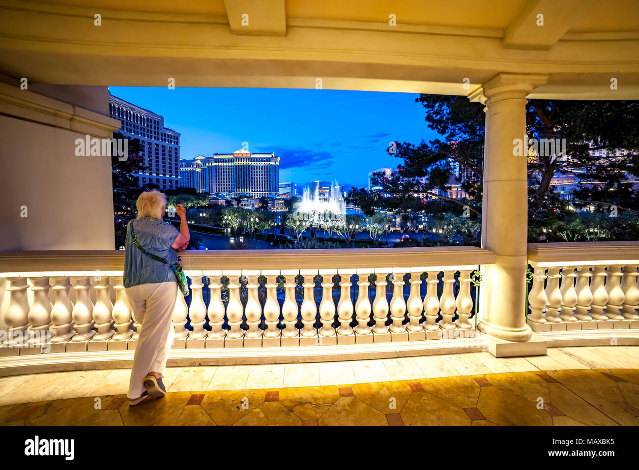 Covered walkway from The Bellagio to the strip, Las Vegas, Narvarda, U ...