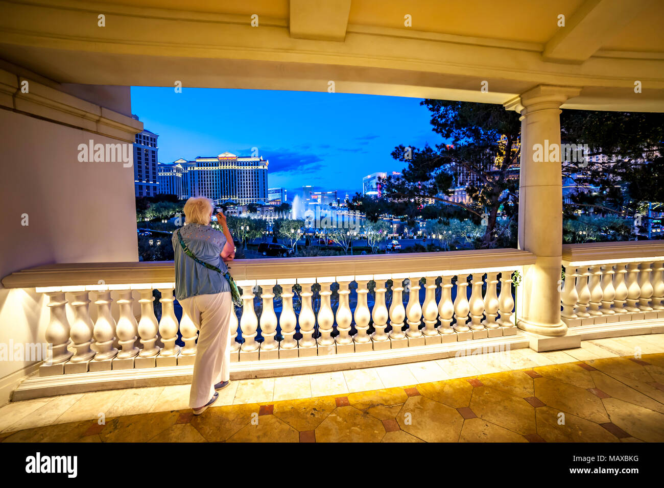 Covered walkway from The Bellagio to the strip, Las Vegas, Narvarda, U ...