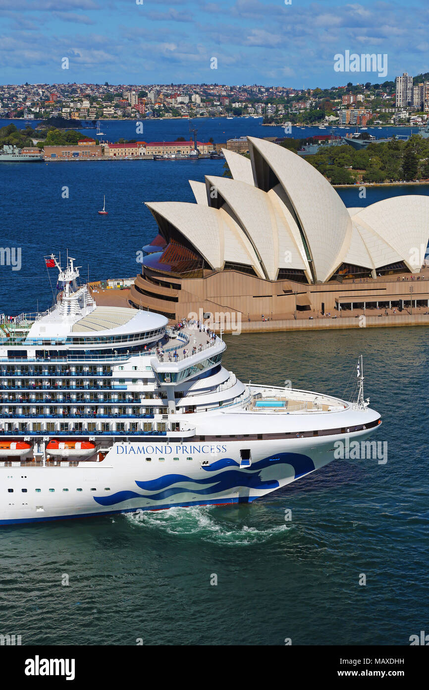 Ships opera hi-res stock photography and images - Alamy