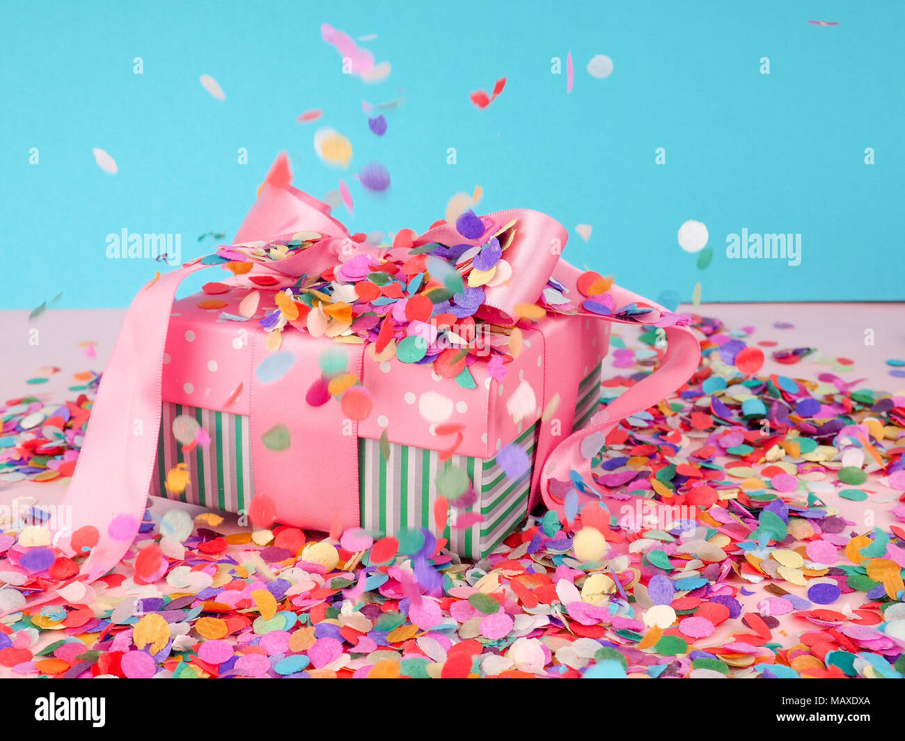 Box wedding confetti hi-res stock photography and images - Alamy