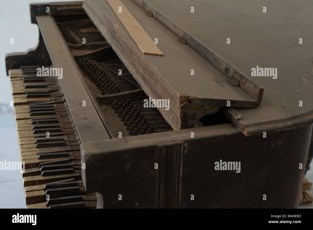 Old, broken and dusty antique piano keys Stock Photo - Alamy
