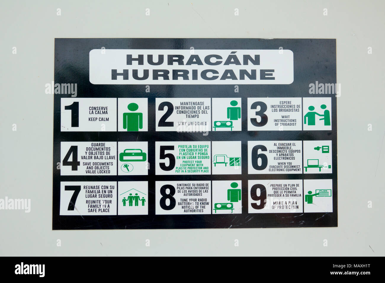 Hurricane warning sign in english and spanish Stock Photo - Alamy