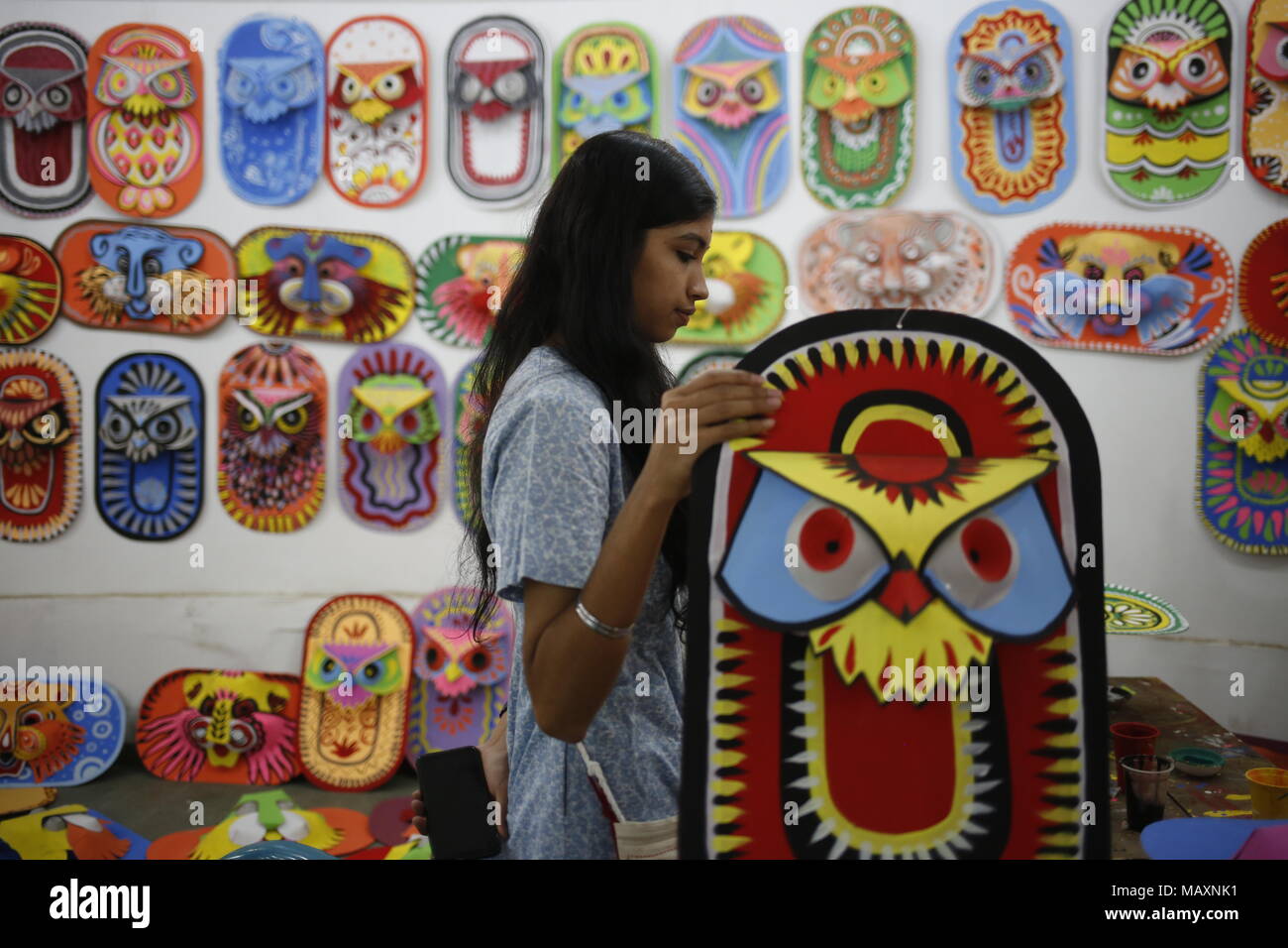 Dhaka, Bangladesh. 04th Apr, 2018. An artist arranges a paper made mask ...
