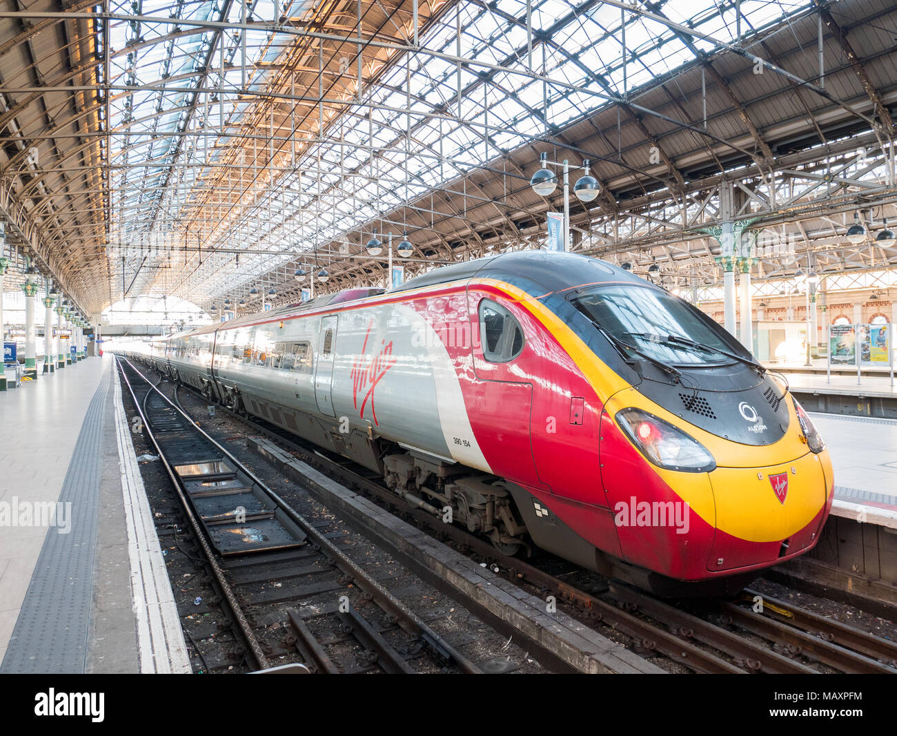 Manchester piccadilly station hi-res stock photography and images - Alamy