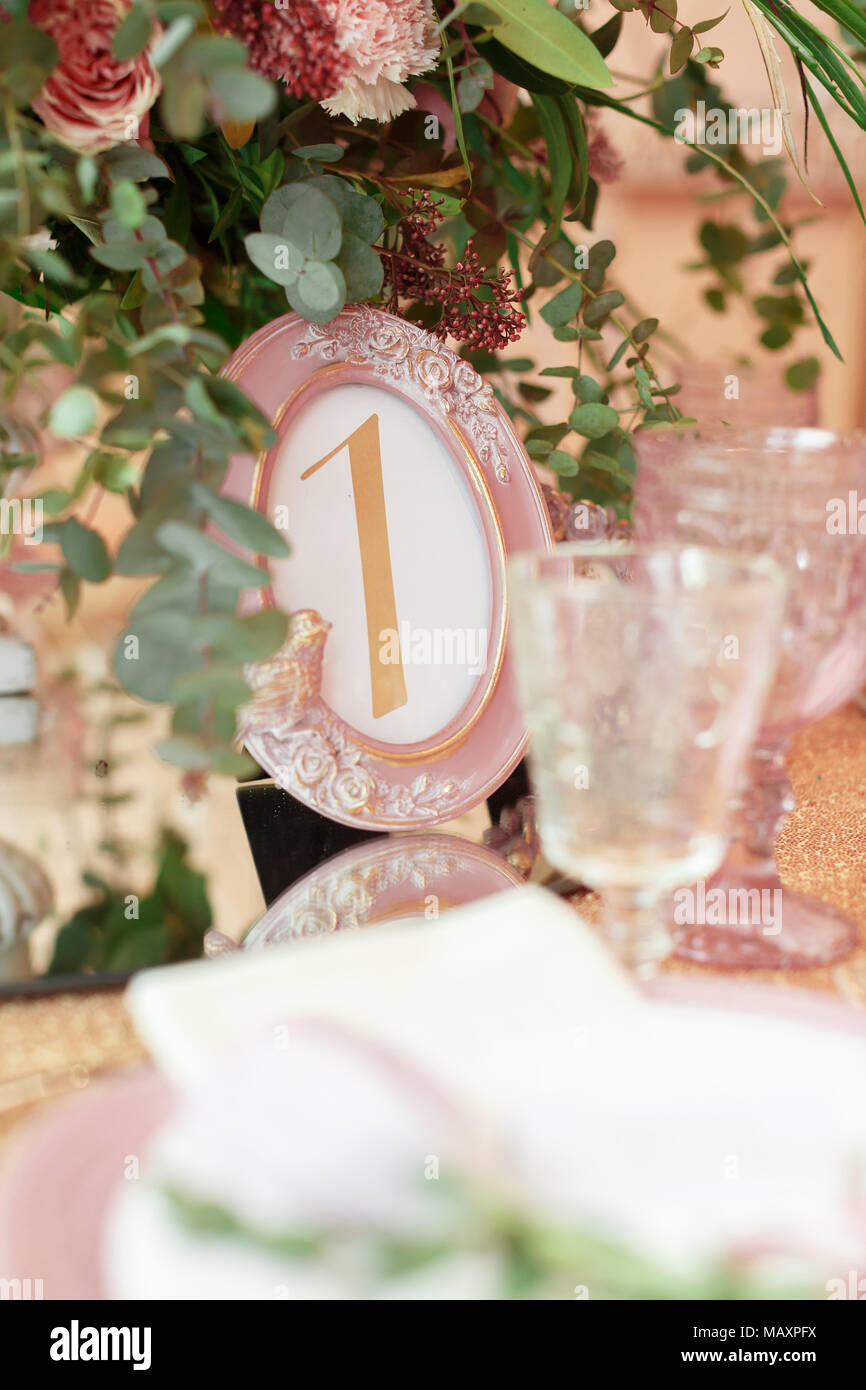 Fine dining restaurant symbol hi-res stock photography and images - Alamy