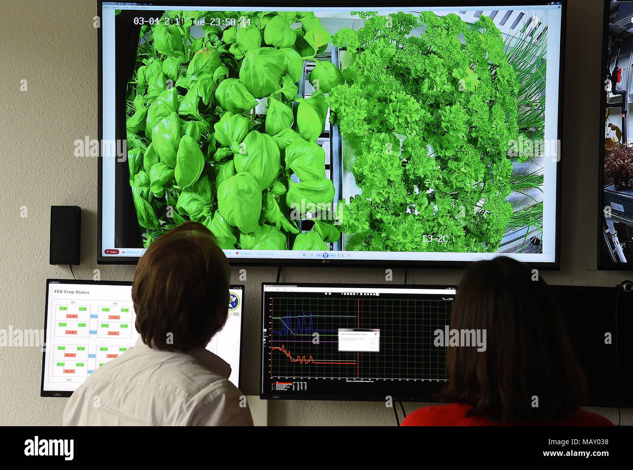 Bremen, Germany. 04 April 2018, Daniel Schubert (l), team leader of the ...
