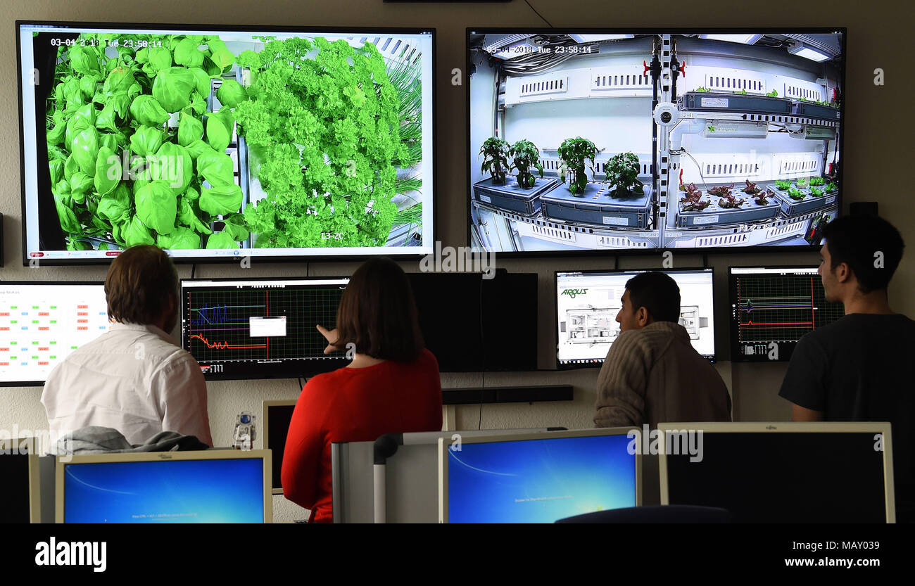 Bremen, Germany. 04 April 2018, Daniel Schubert (l), team leader of the ...