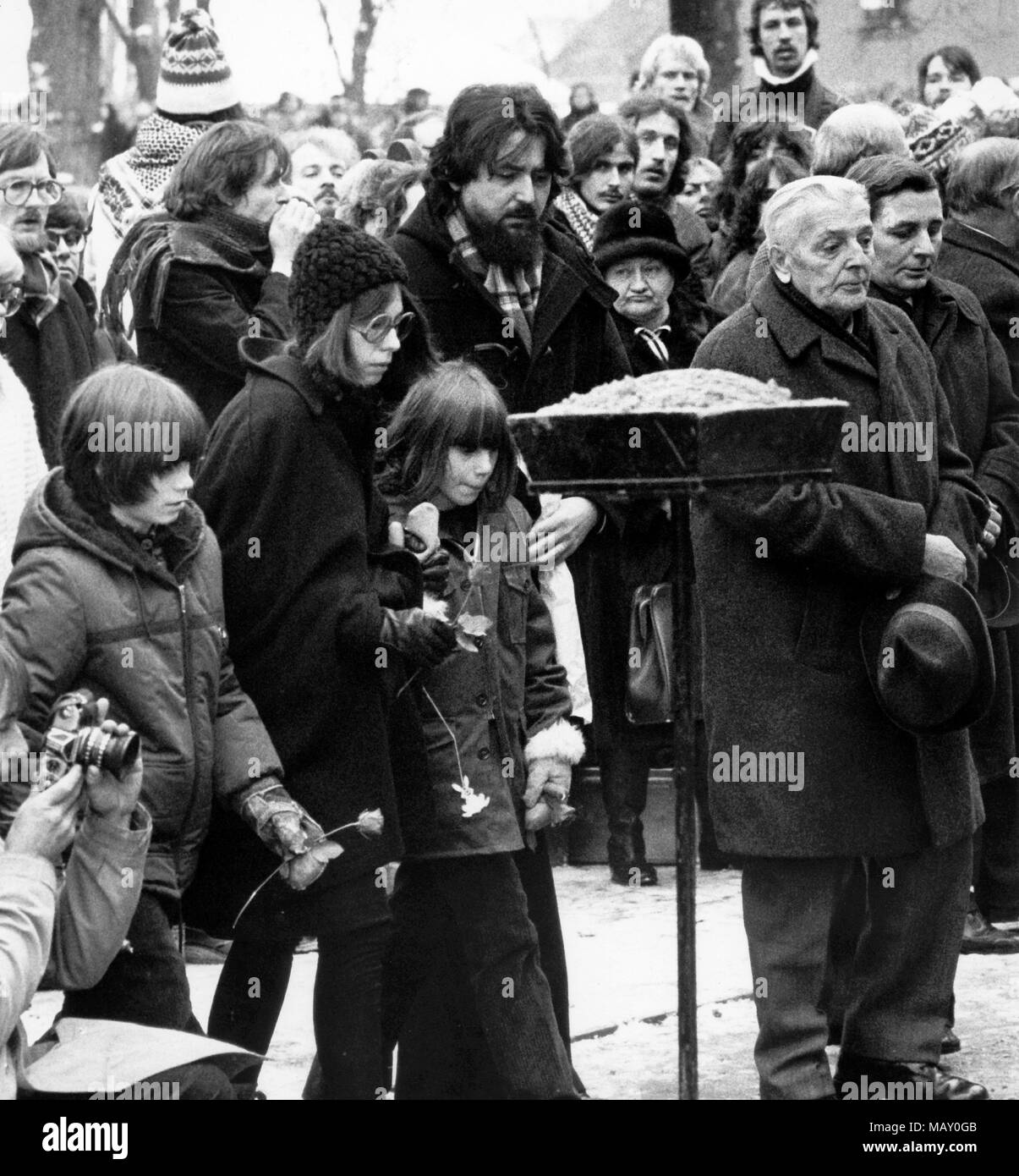 The family takes leave of Rudi Dutschke at the open grave. On the left ...