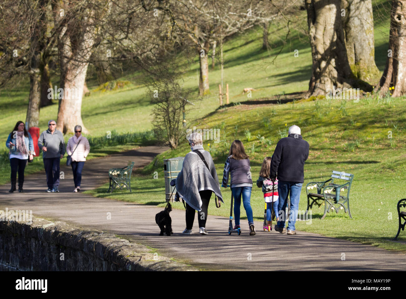 Merthyr Tydfil, South Wales, UK. 5 April 2018. UK weather: People enjoy ...