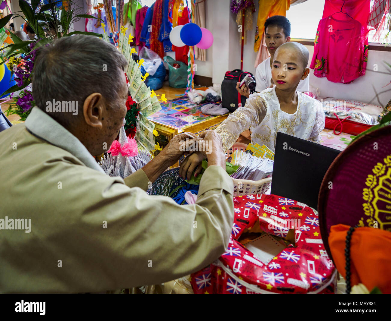Chiang Mai, Chiang Mai, Thailand. 5th Apr, 2018. A family member ties a ...