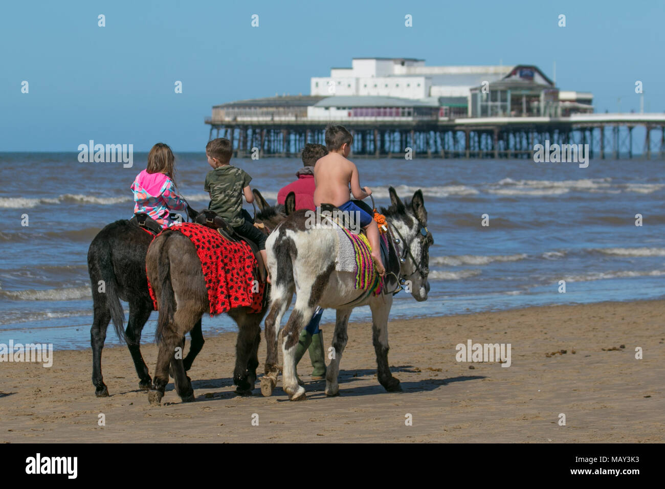 Blackpool Lancashire. 5th Apr, 2018. UK Weather: Sunny start to the day ...