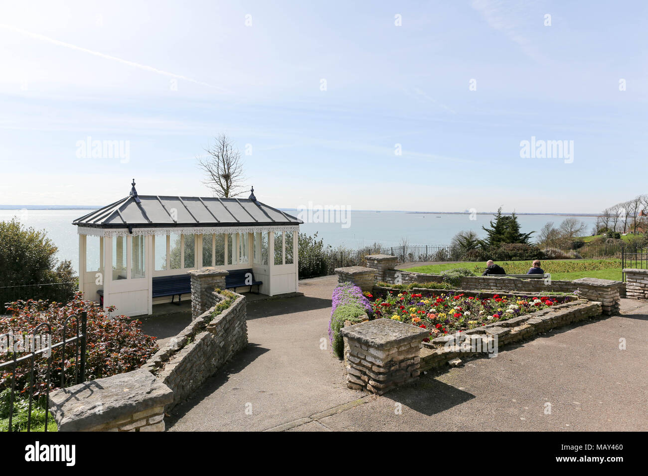 Southend, UK. 5th April, 2018. UK Weather: A beautiful spring day, blue ...