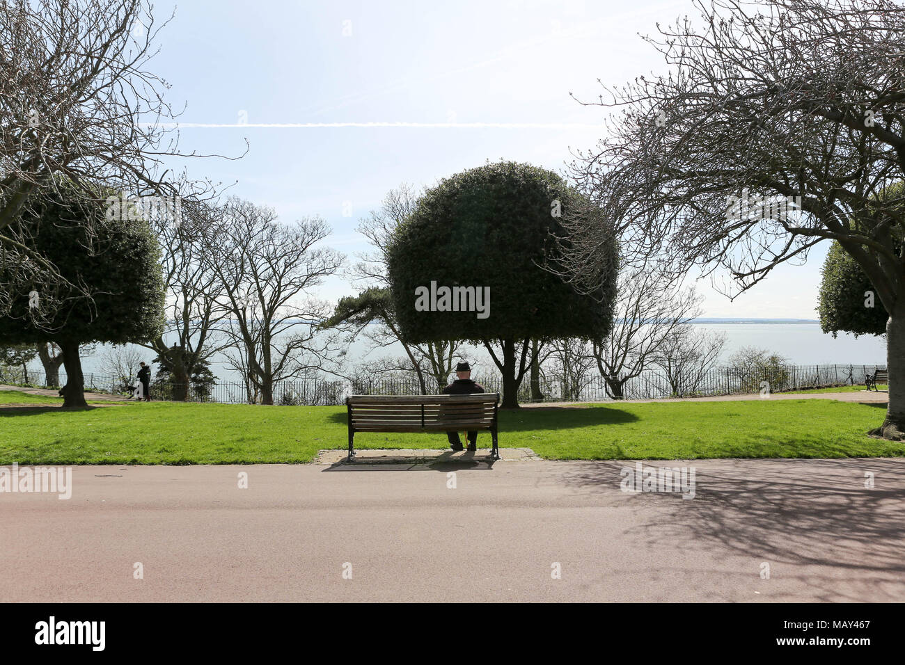 Southend, UK. 5th April, 2018. UK Weather: A beautiful spring day, blue ...