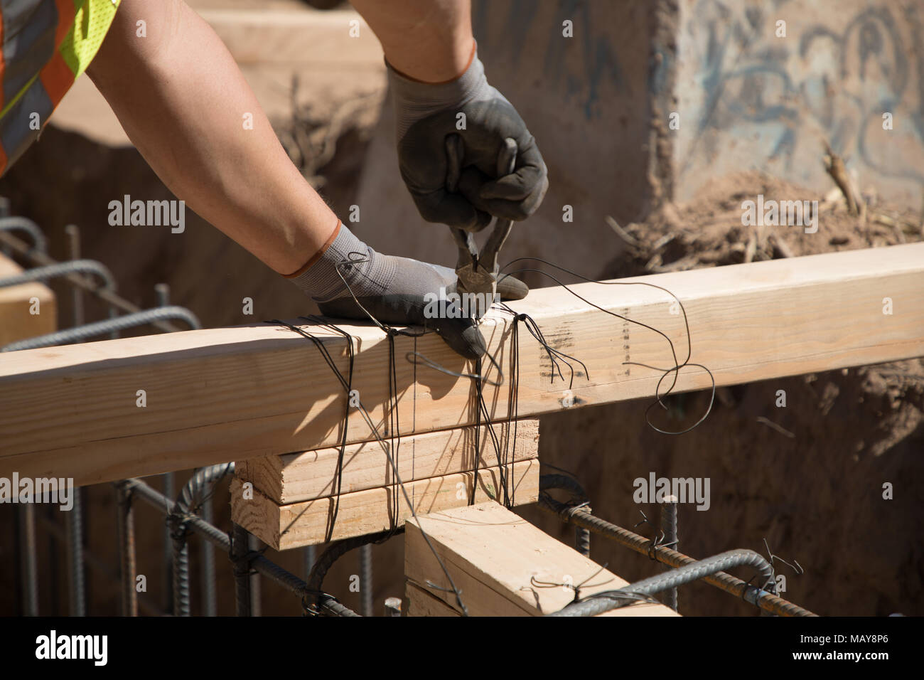 Repair work begins on a 2 1/4 mile section of Border Fence in El Centro ...