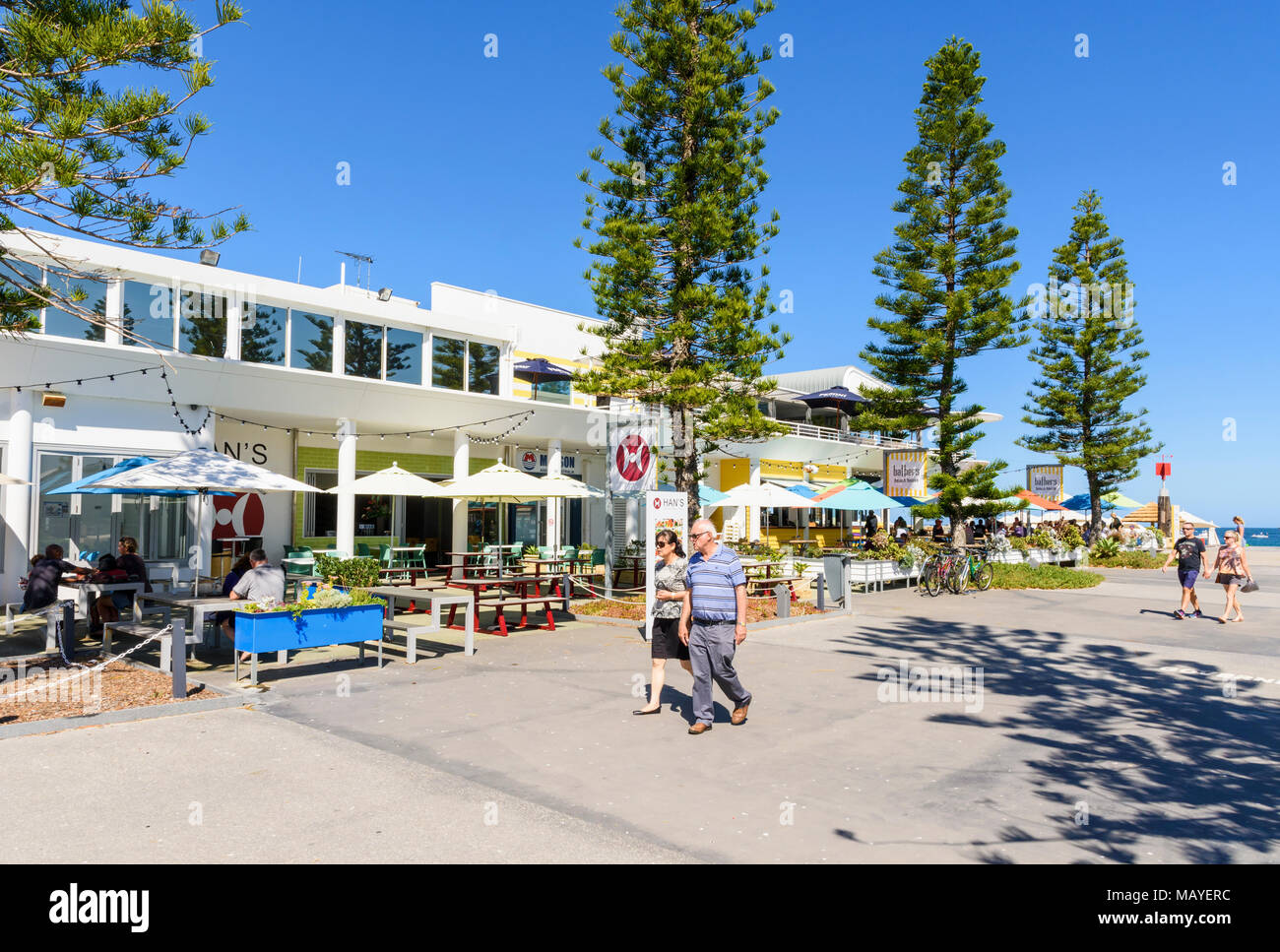 Seafront restaurants and cafes hi-res stock photography and images - Alamy