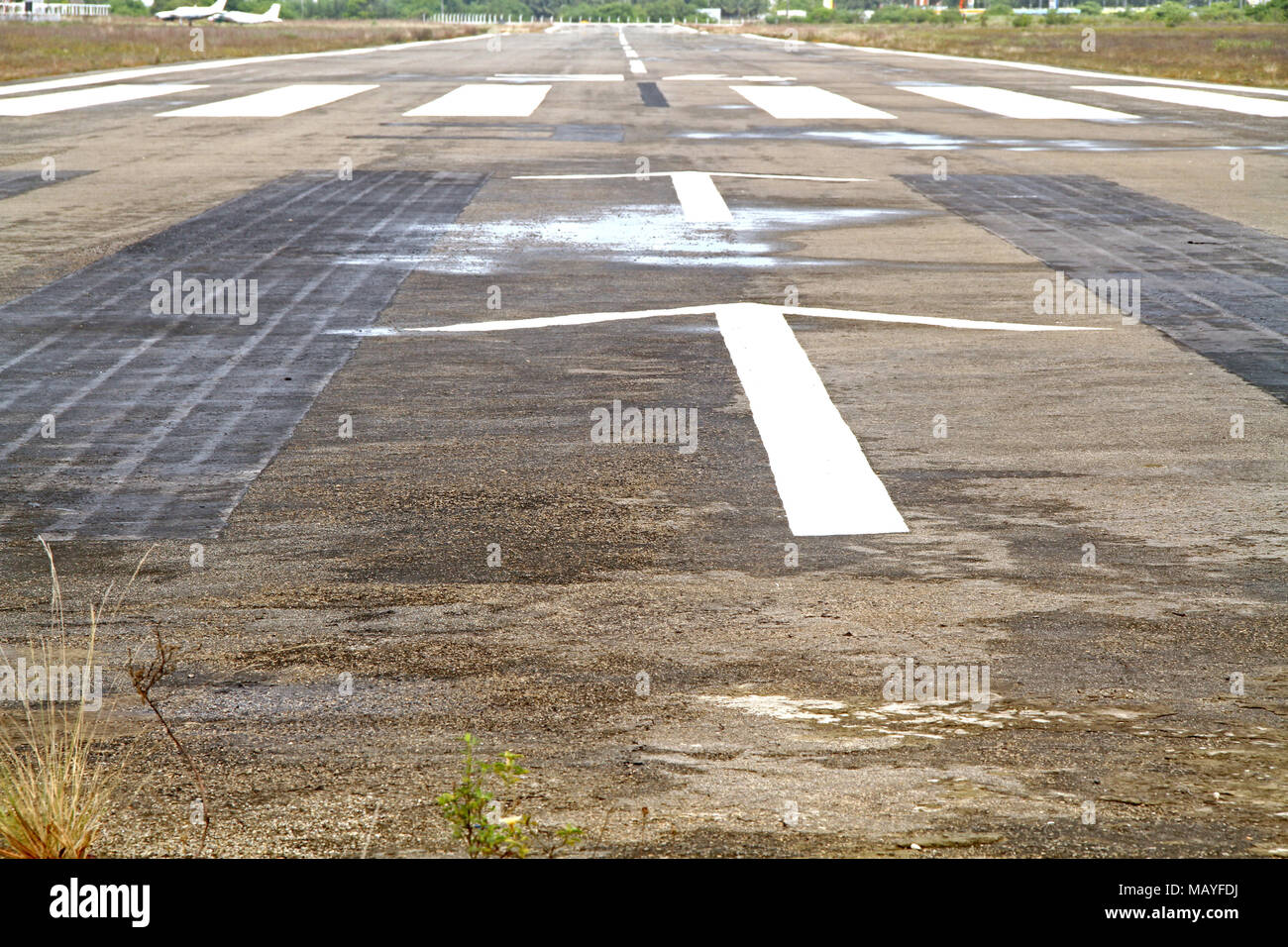 Aircraft tire tracks airport runway hi-res stock photography and images ...