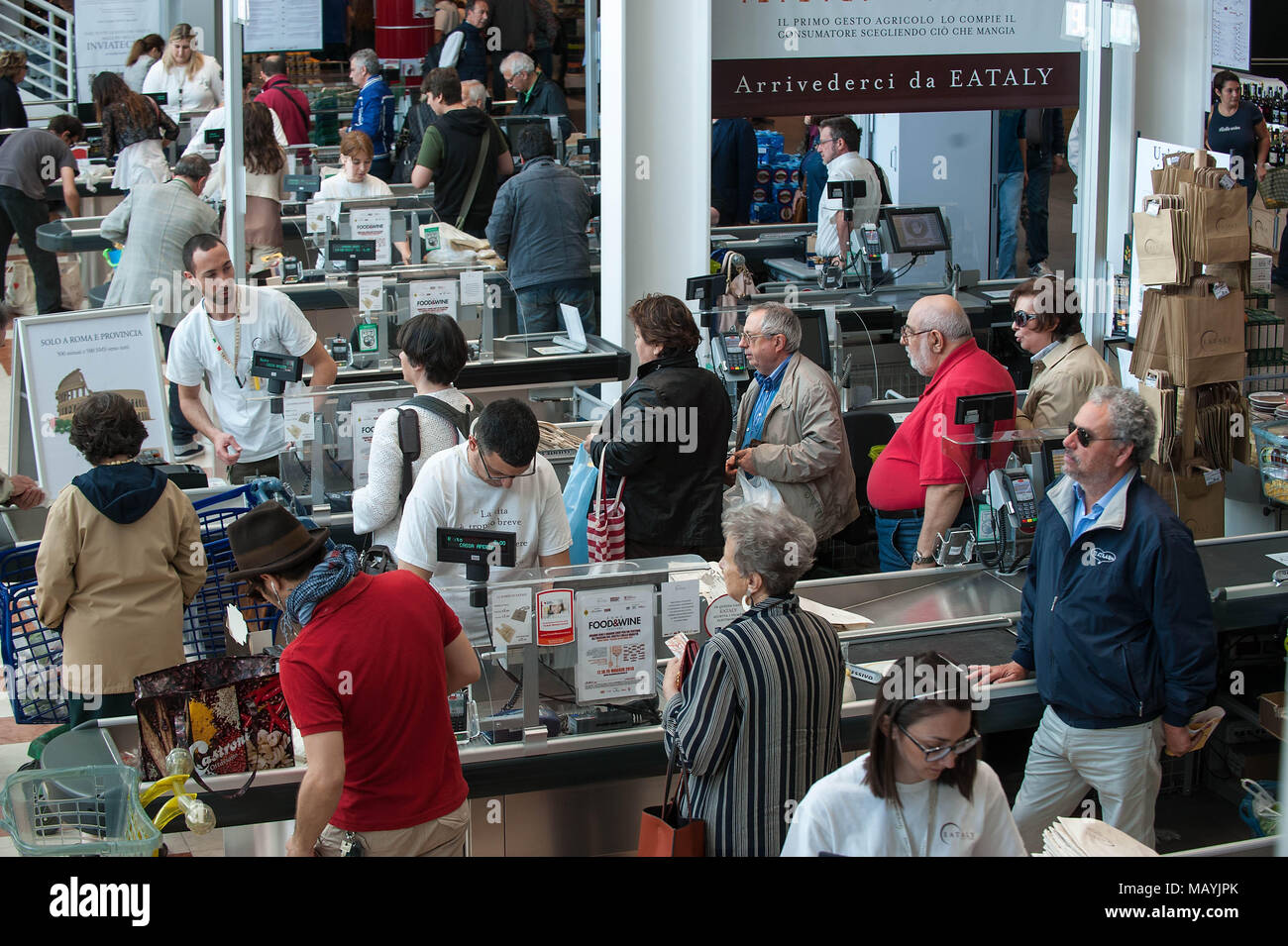 Shopping mall cash counter hi-res stock photography and images - Alamy