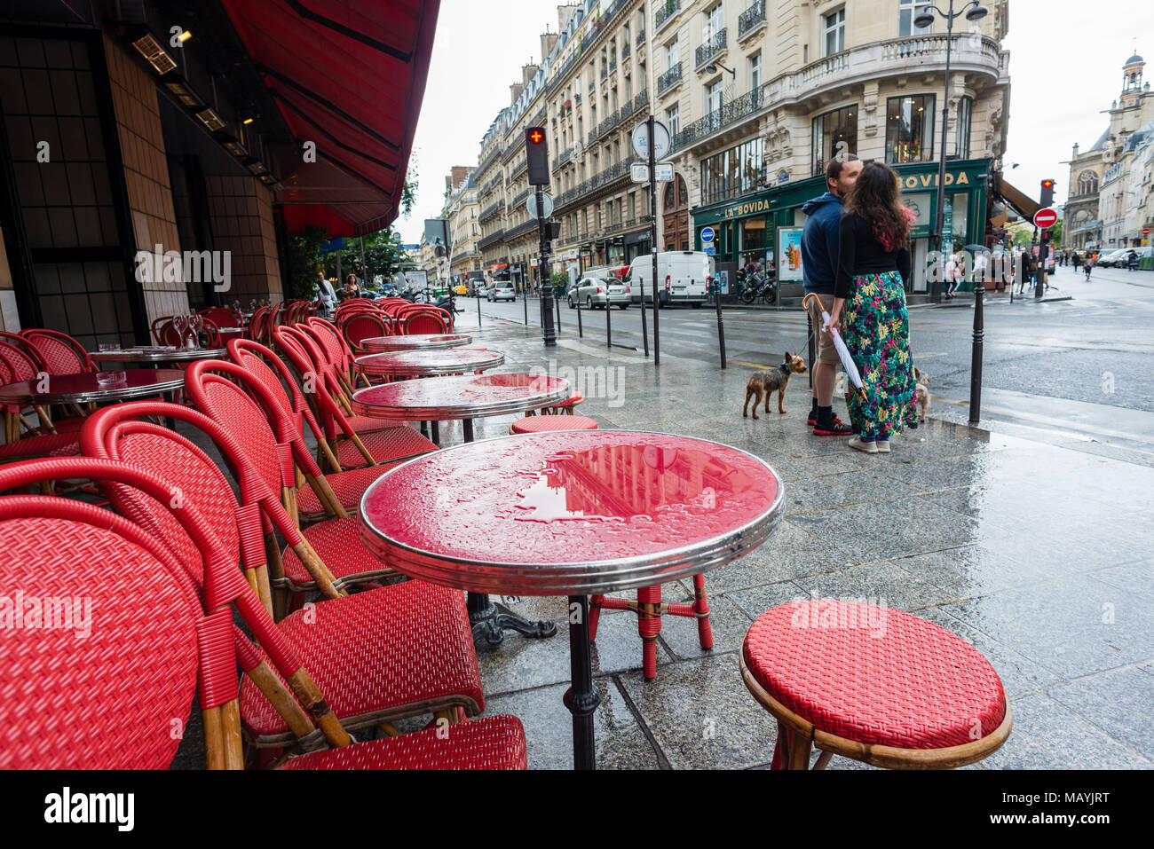 Paris street cafe citroen hi-res stock photography and images - Alamy