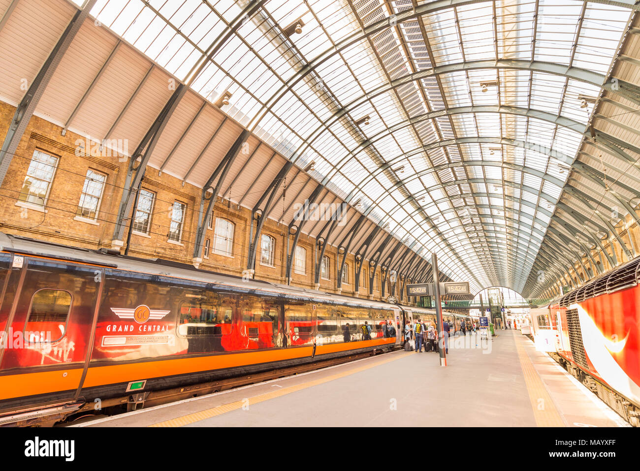 Kings cross station platform hi-res stock photography and images - Alamy