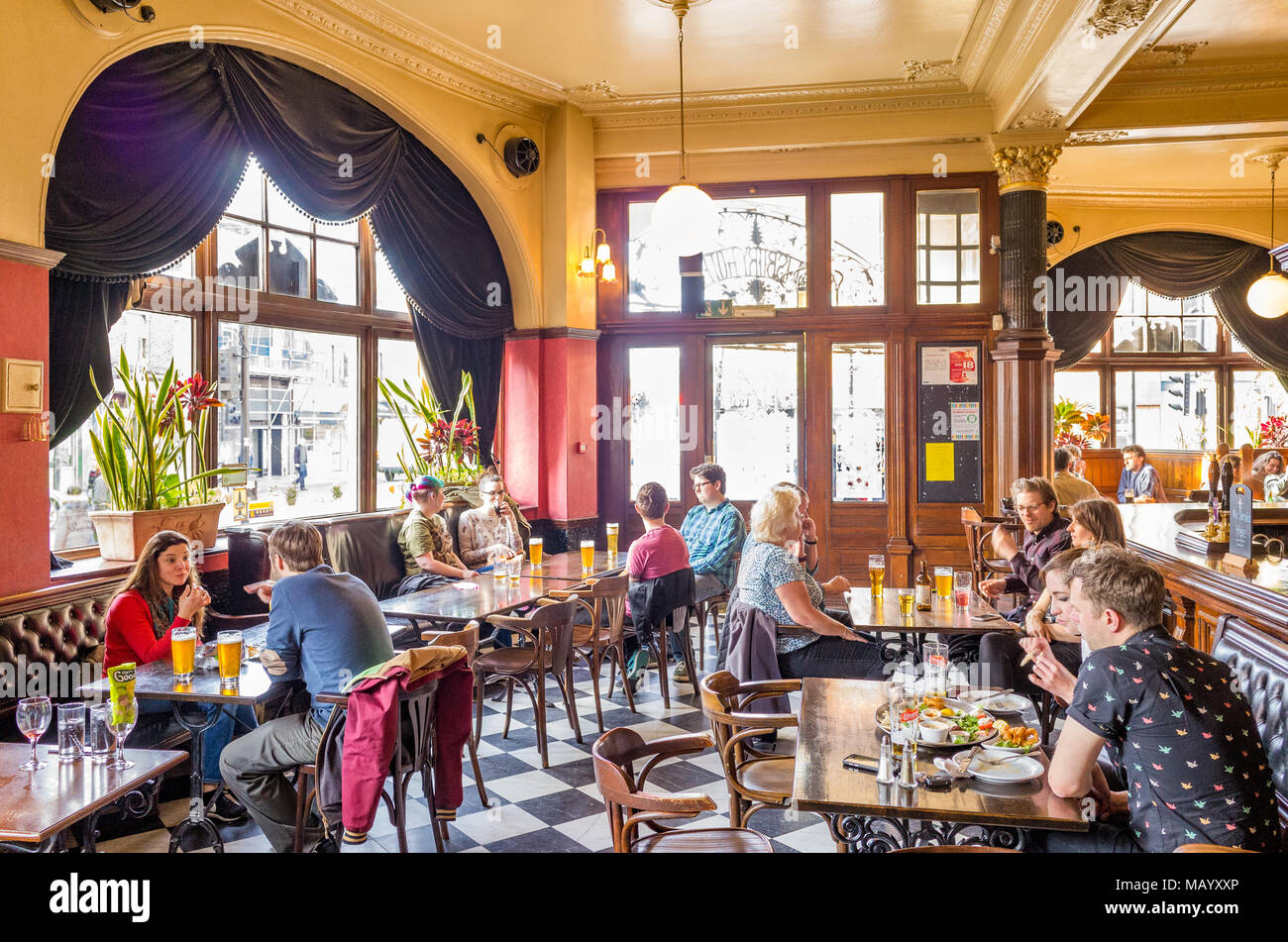 Inside british pub hi-res stock photography and images - Alamy