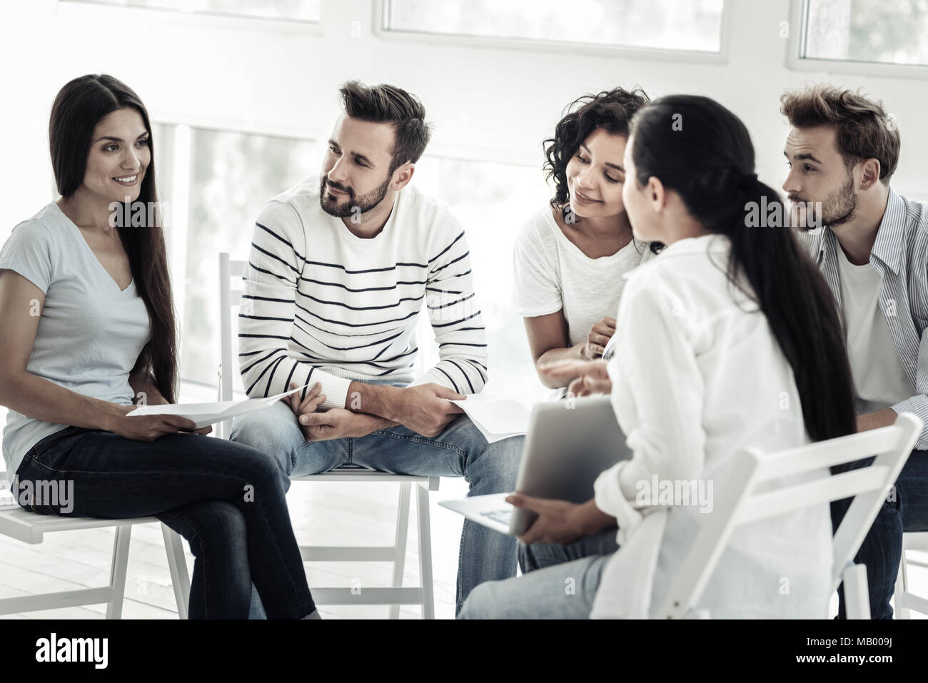 People discussing a problem hi-res stock photography and images - Alamy