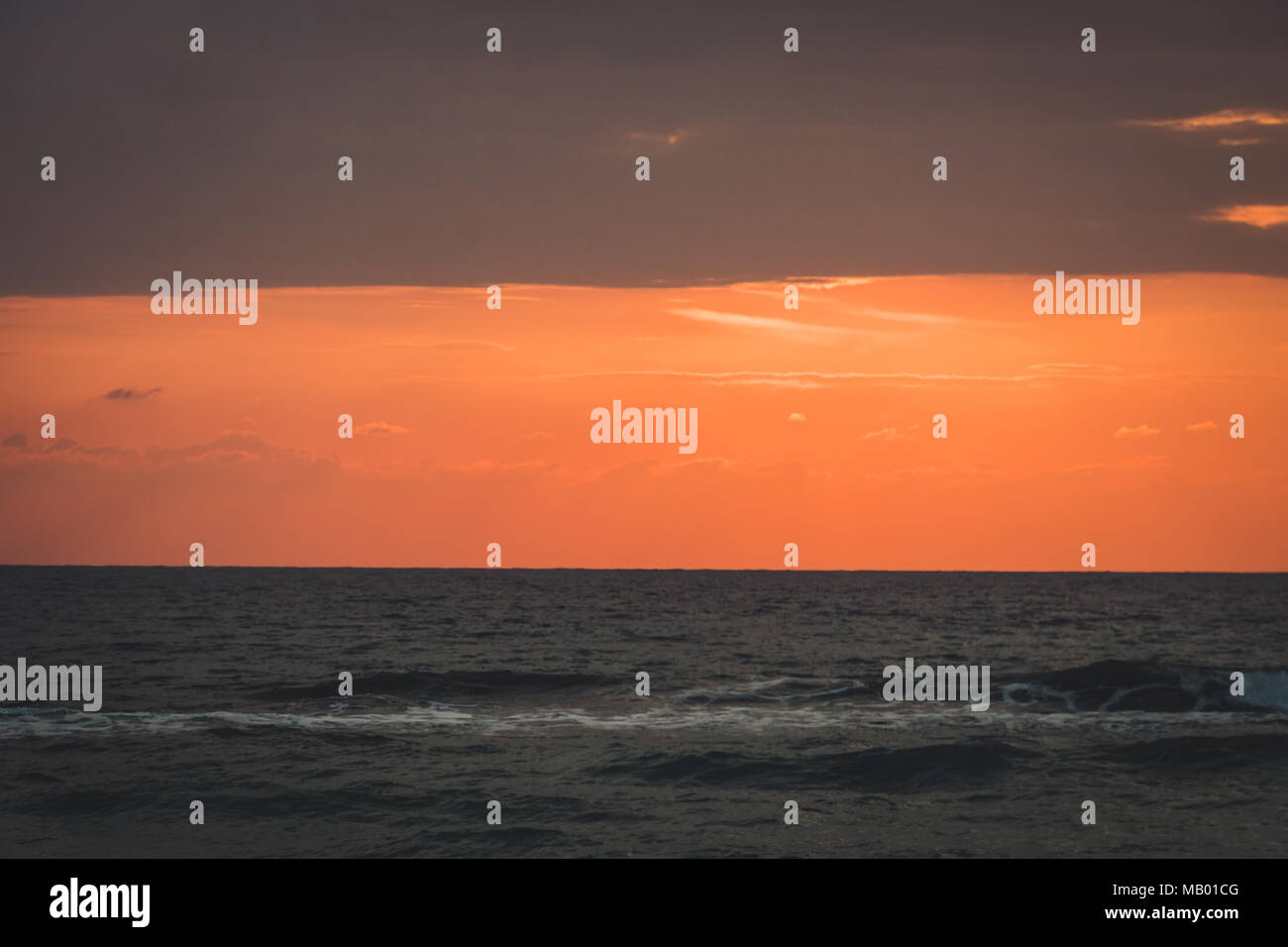 Horizon line over the ocean - background. Beautiful cloudy sky at dawn ...