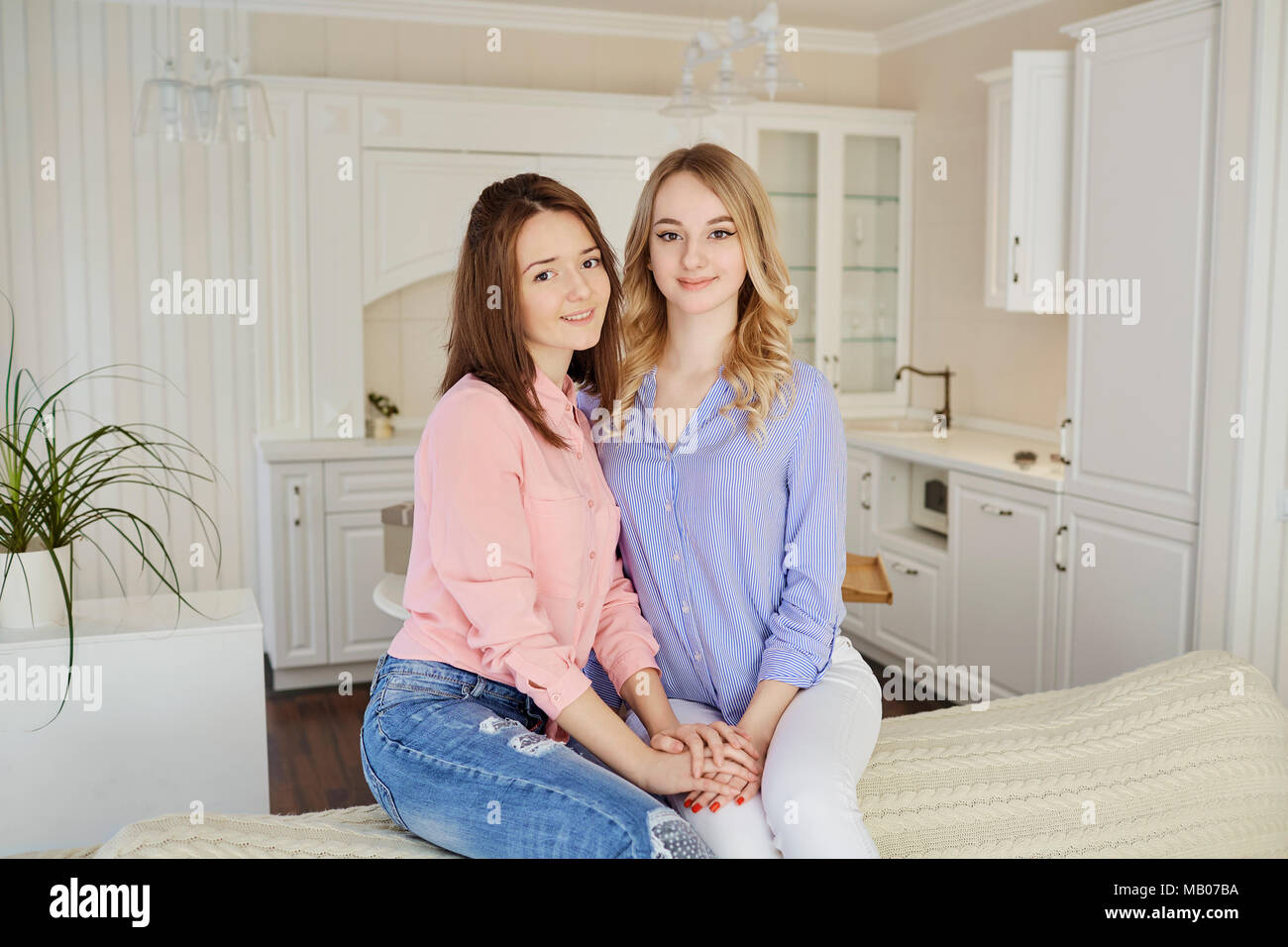 Two girls girlfriends friends hi-res stock photography and images - Alamy