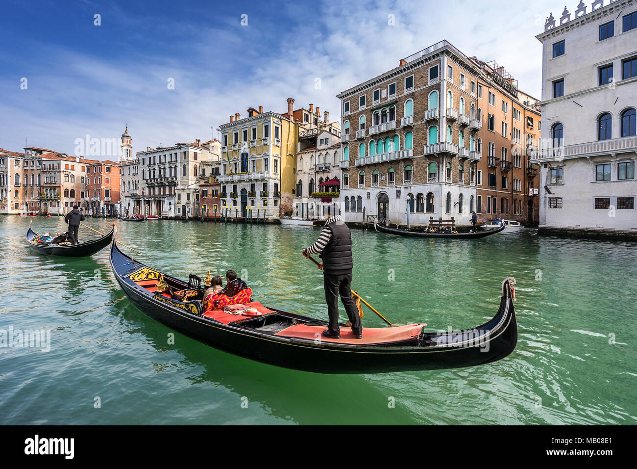 Gondolas on grand canal rialto hi-res stock photography and images - Alamy