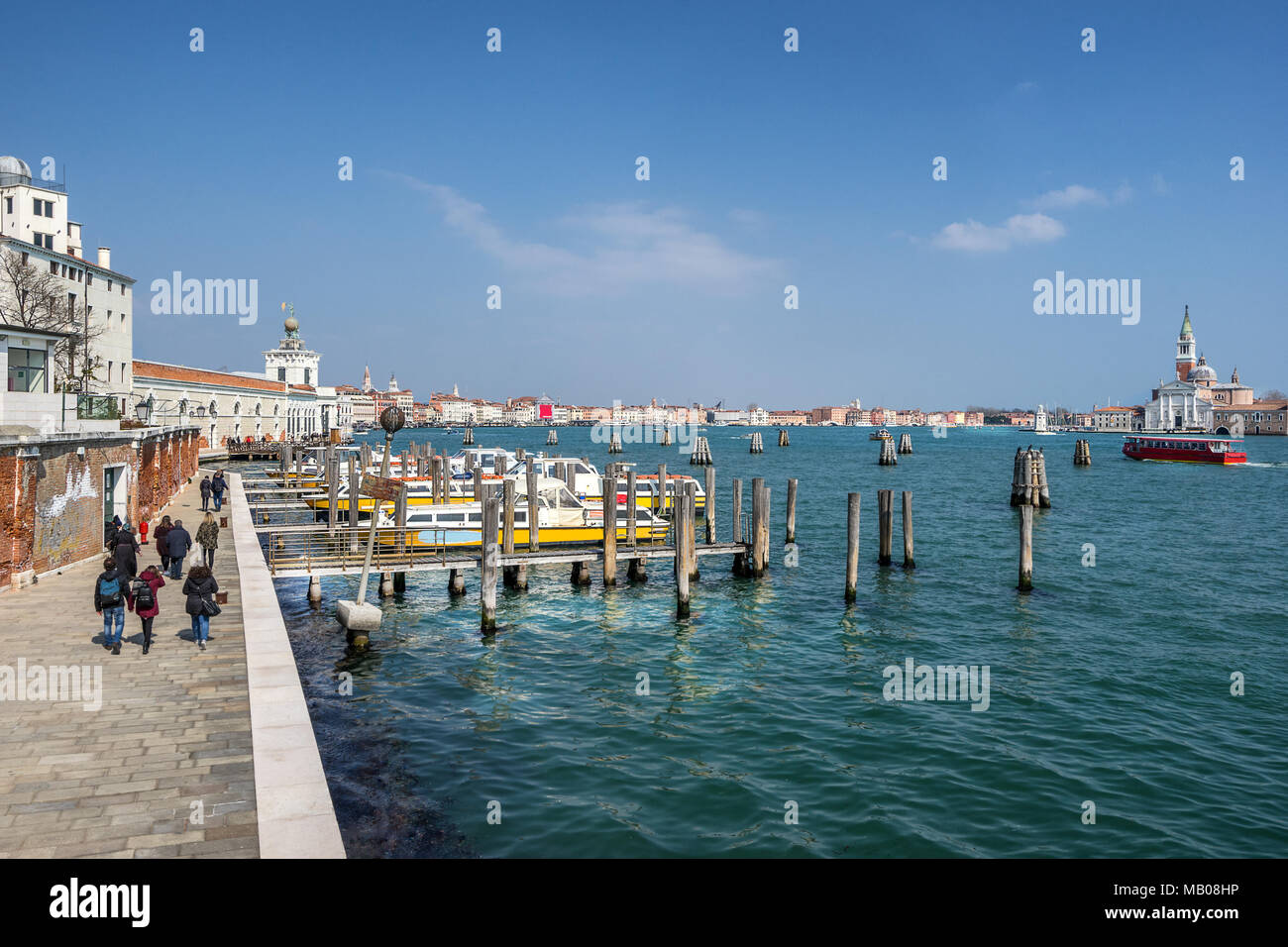 Waterbus platform at Zattere in Venice Stock Photo - Alamy