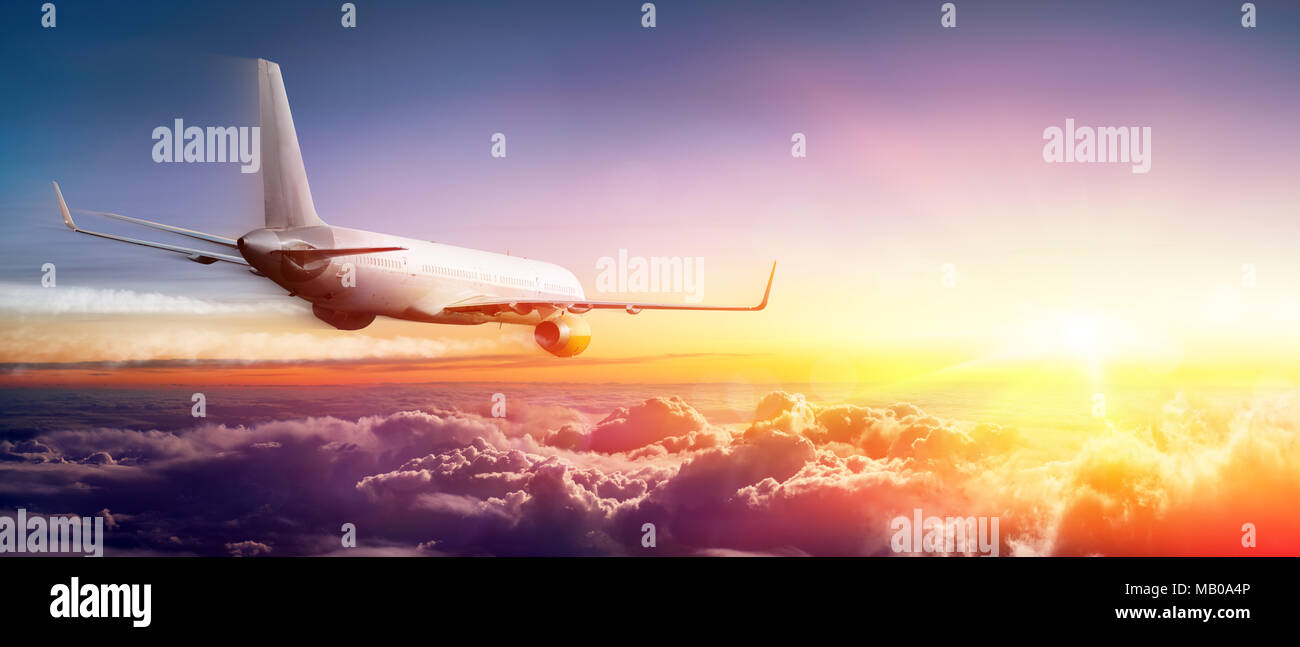 Plane flying into sunset hi-res stock photography and images - Alamy