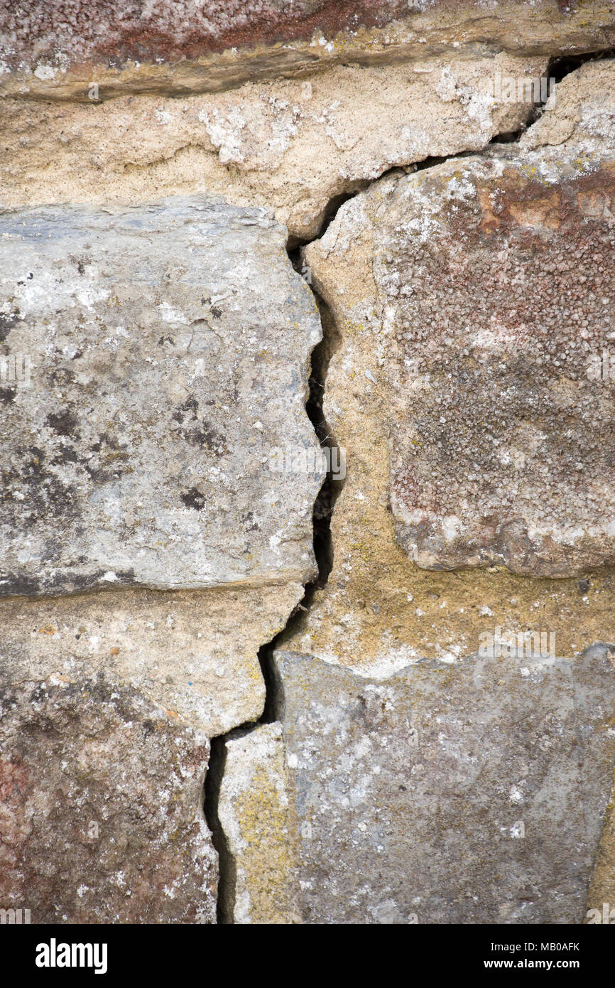Cracks in wall hi-res stock photography and images - Alamy