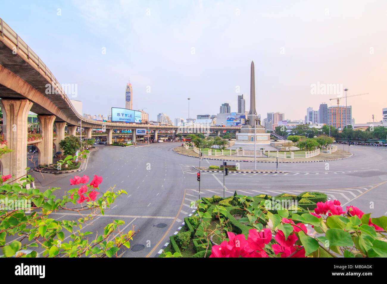 Bangkok victory monument ancient hi-res stock photography and images ...