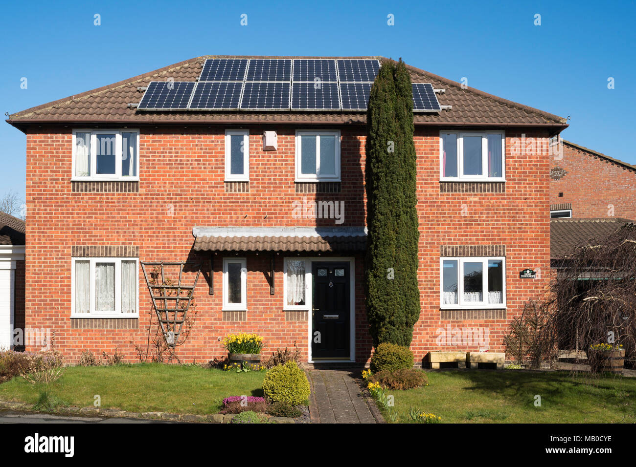 House exterior uk solar panels hi-res stock photography and images - Alamy