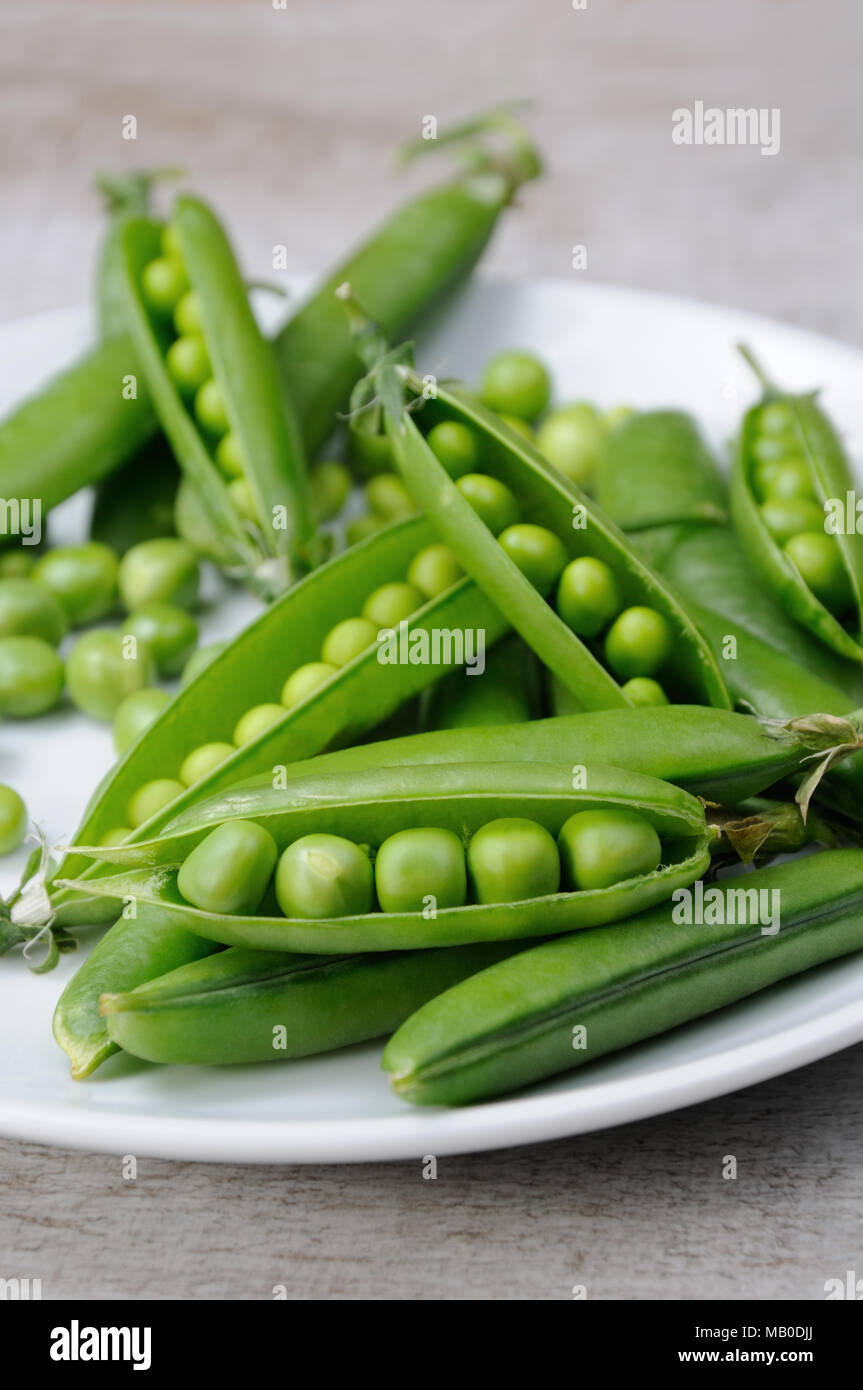Edible pod peas hi-res stock photography and images - Alamy