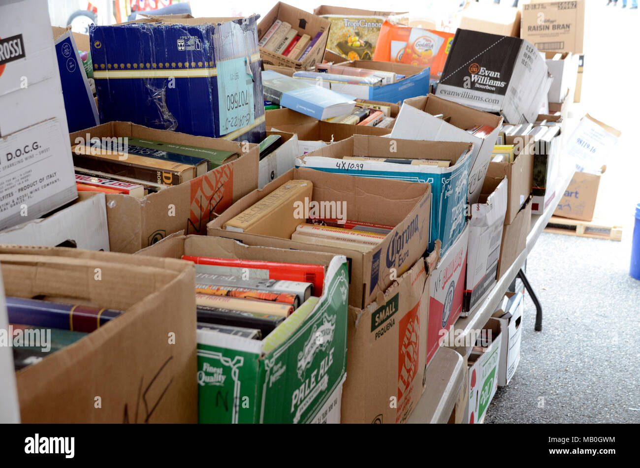 Books in boxes hi-res stock photography and images - Alamy