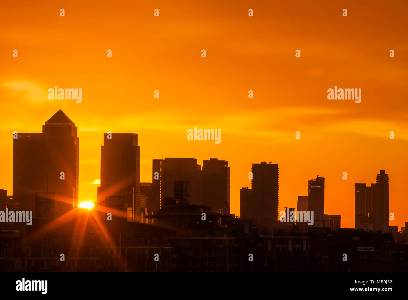 Dawn over docklands and the river thames hi-res stock photography and ...
