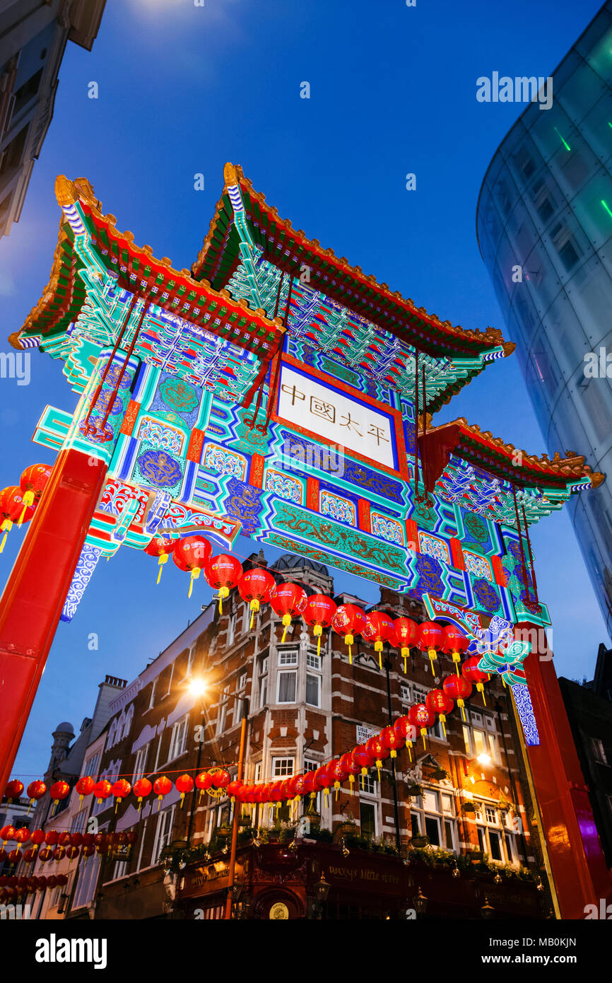 Chinatown chinese england london soho gate hi-res stock photography and images - Alamy