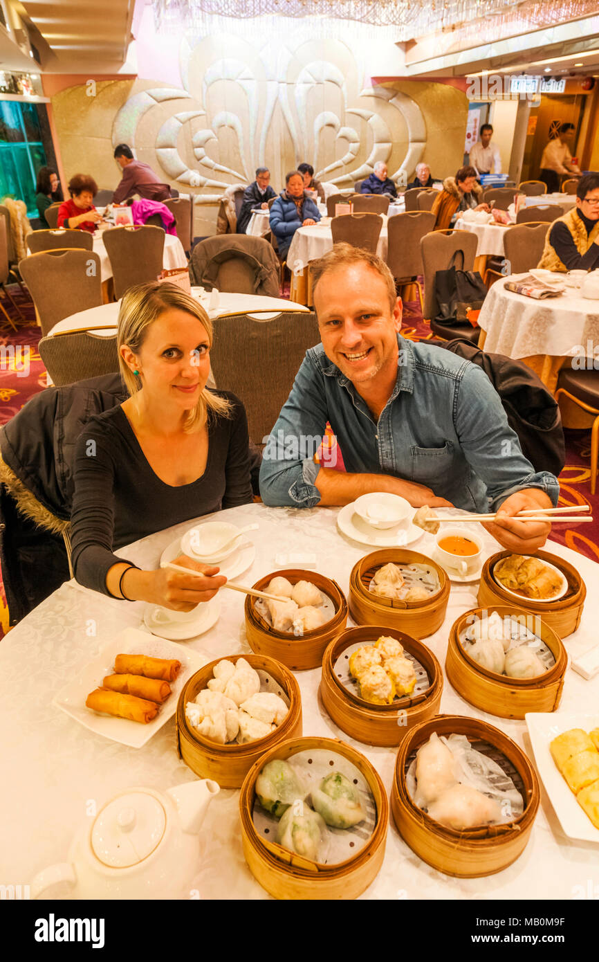 China, Hong Kong, Tourist Couple Eating Dim Sum Stock Photo - Alamy