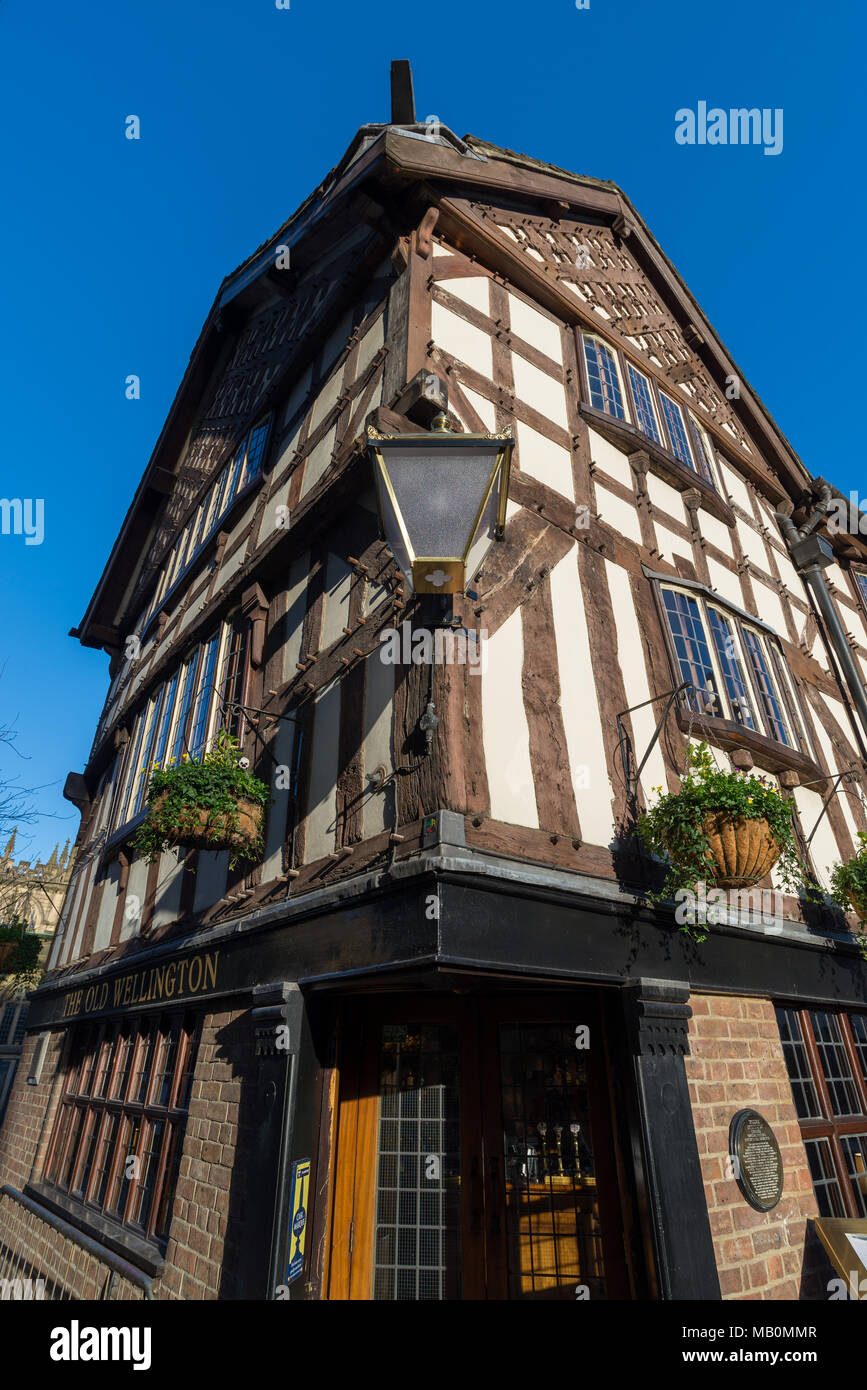Old pubs manchester hi-res stock photography and images - Alamy