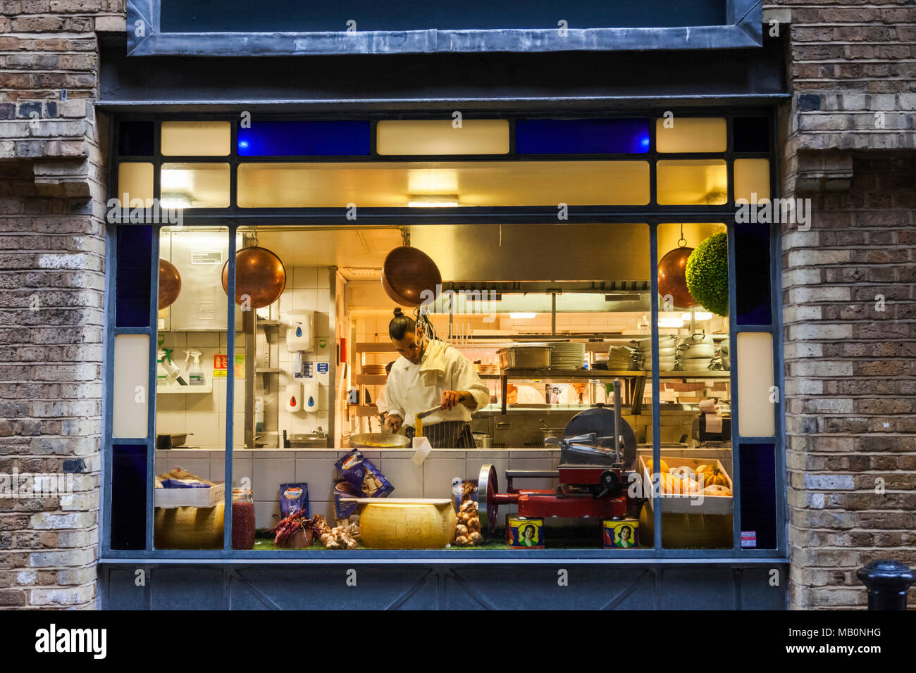 Shad thames restaurant hi-res stock photography and images - Alamy