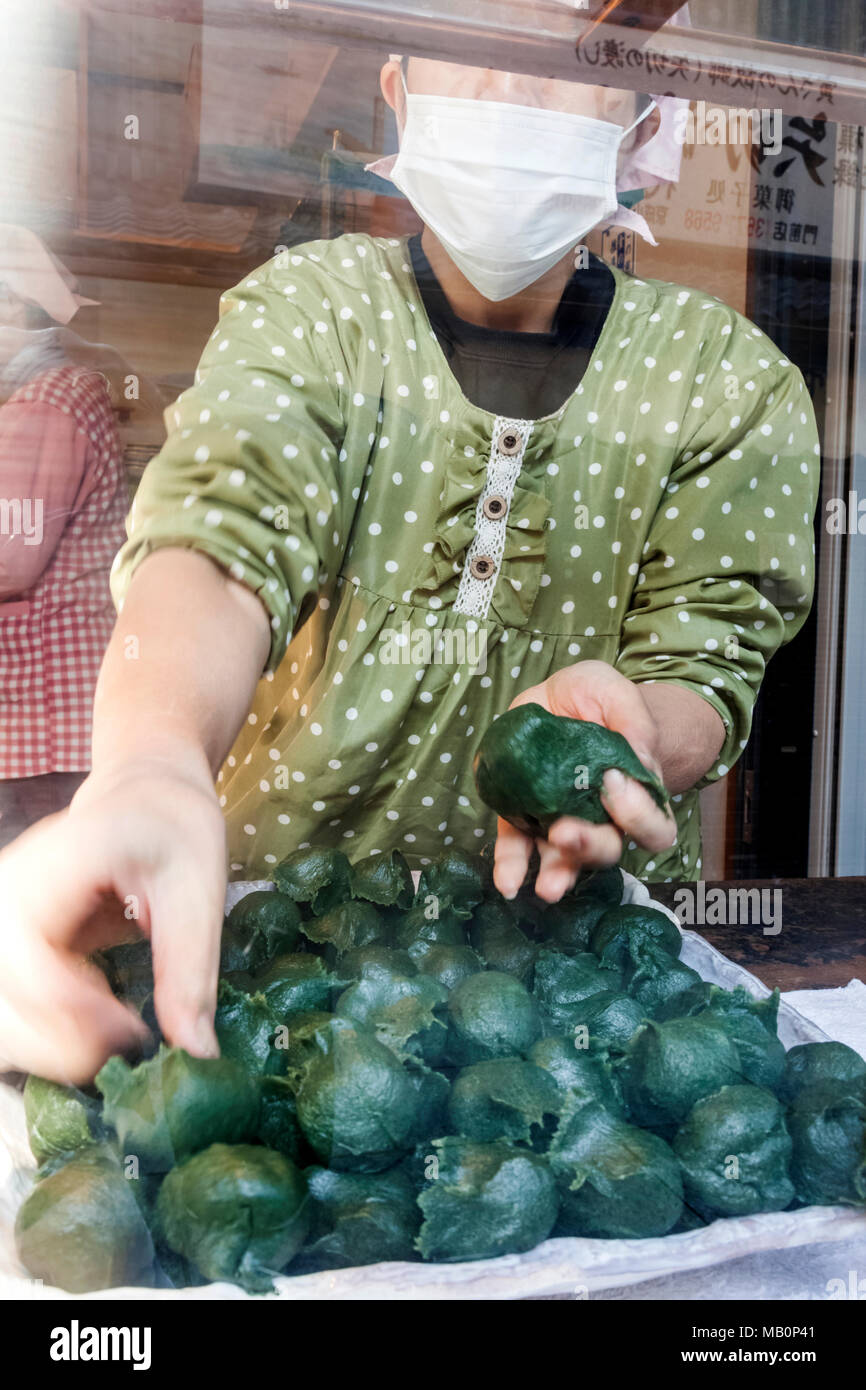 Kusa dango sticky riceballs shop hi-res stock photography and images ...