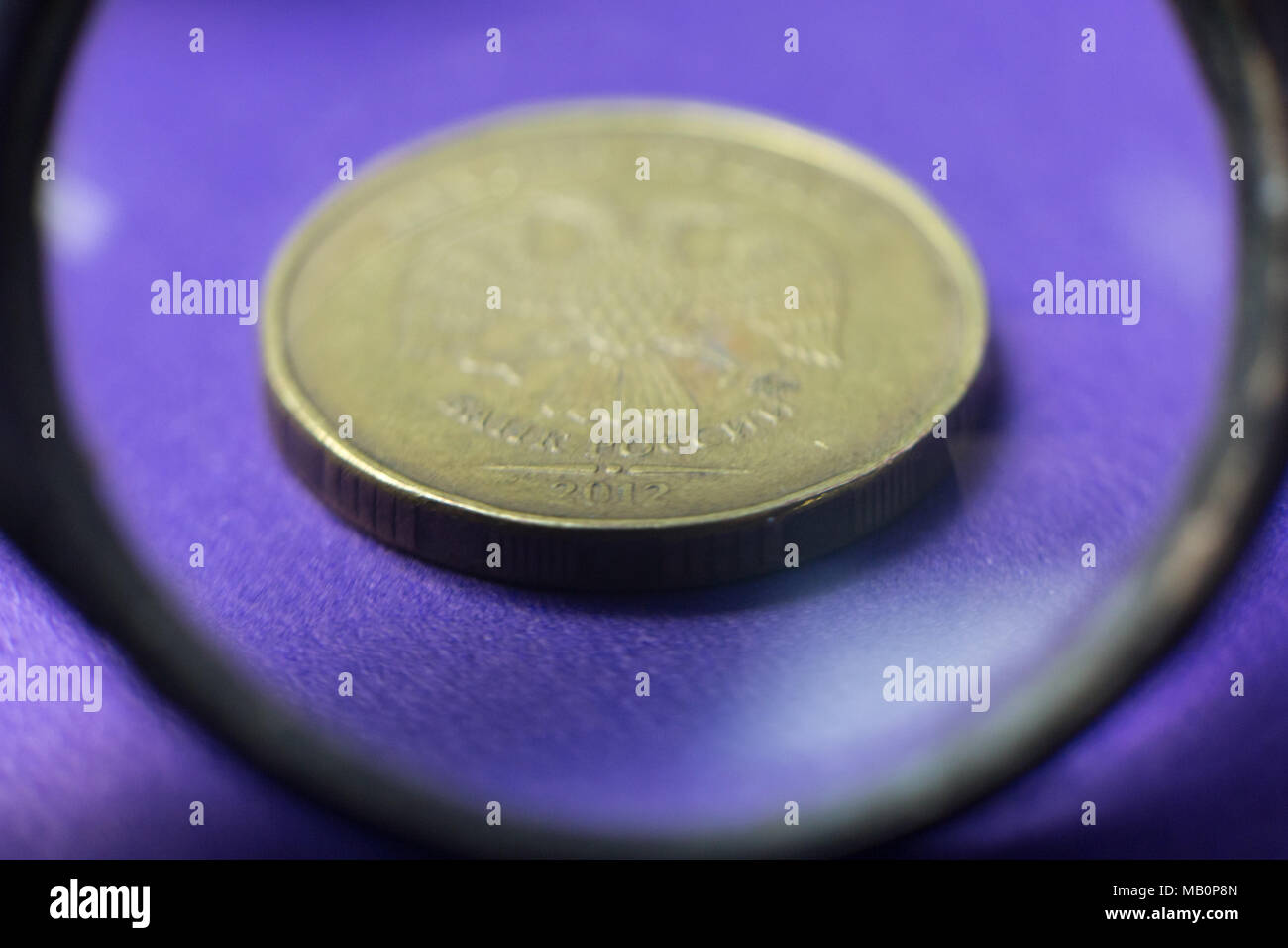 A look at the mettalical money through the increase in the microscope ...