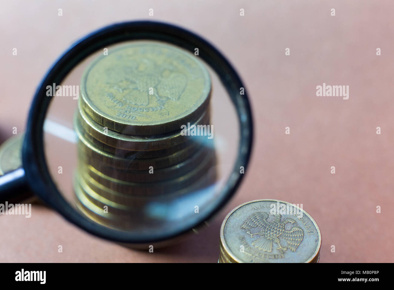 A look at the mettalical money through the increase in the microscope ...