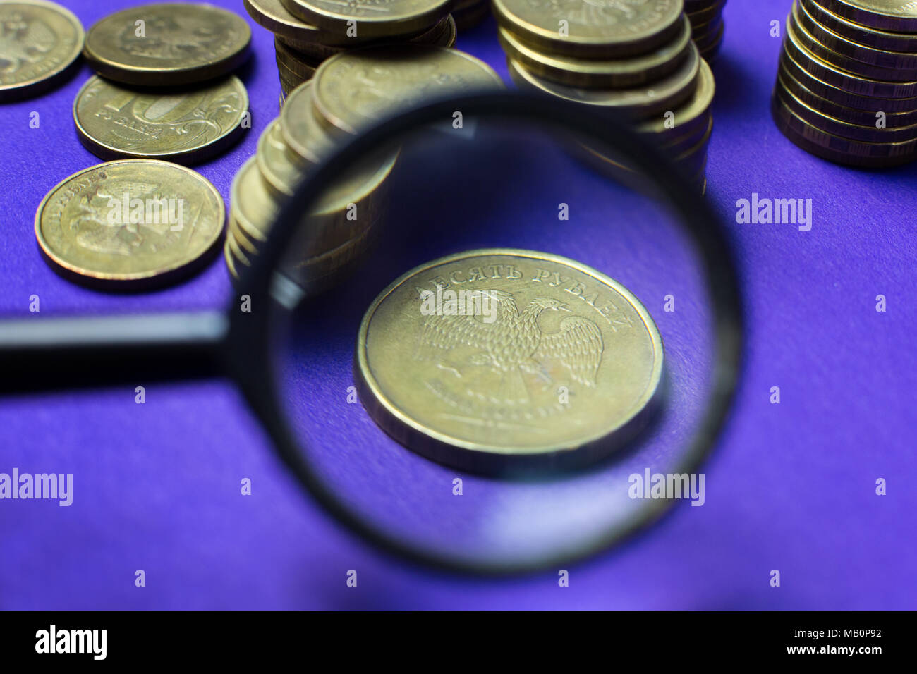 A look at the mettalical money through the increase in the microscope ...