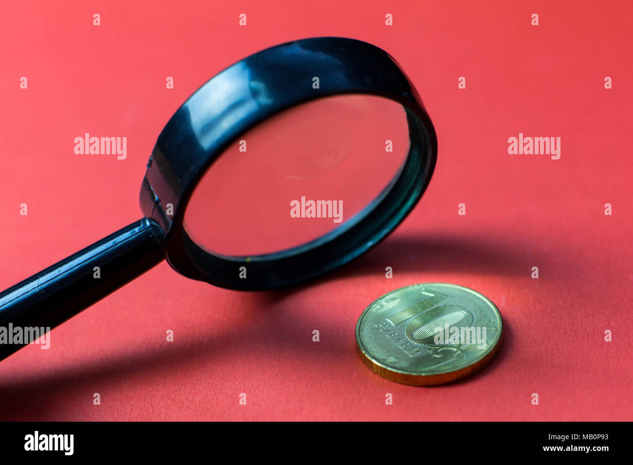 A look at the mettalical money through the increase in the microscope ...
