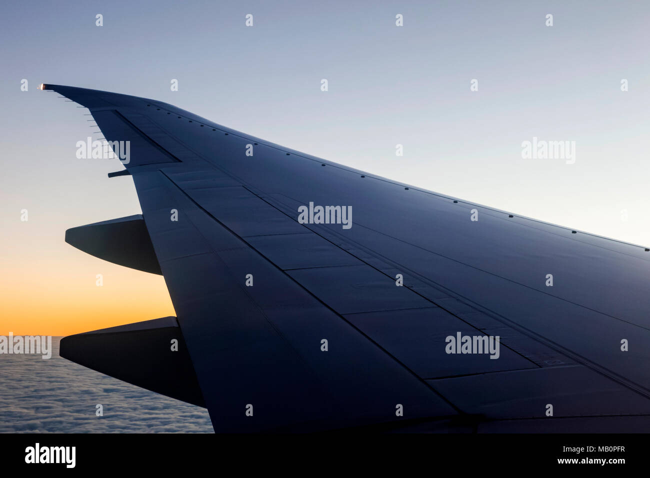 Boeing 777 300er wing hi-res stock photography and images - Alamy