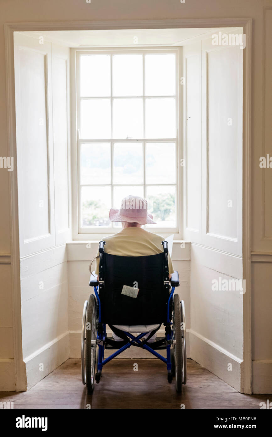 Elderly lady looking out window hi-res stock photography and images - Alamy